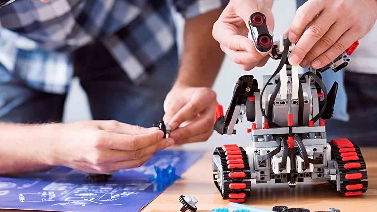 ¿Quieres construir un robot desde cero? Descubre este curso gratuito de la Universitat ...