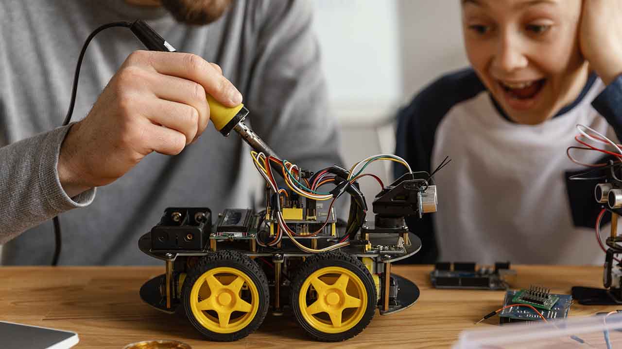¿Cómo construir tu primer robot? Este curso te enseña gratis en línea