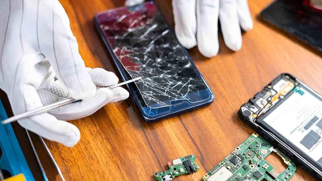 ¿Cómo aprender a reparar celulares gratis? Descubre el curso online que te ofrece una certificación